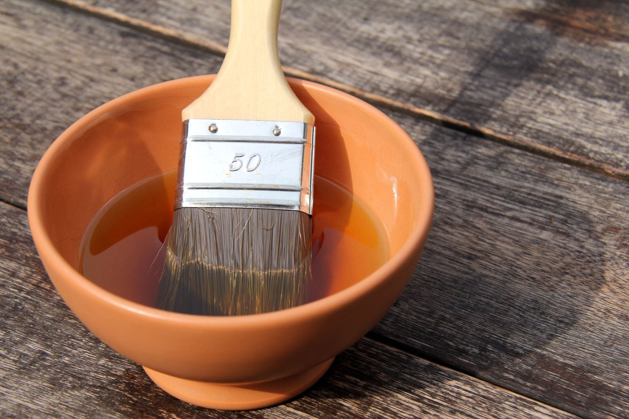 Protégez et embellissez votre bois extérieur avec l'huile de lin ...